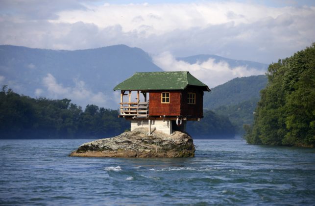 15 amazing houses that are built in impossible locations - Butterfly Labs